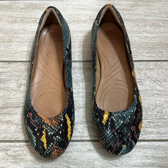 Clarks | Shoes | Clarks Multi Color Flats 75m | Poshmark